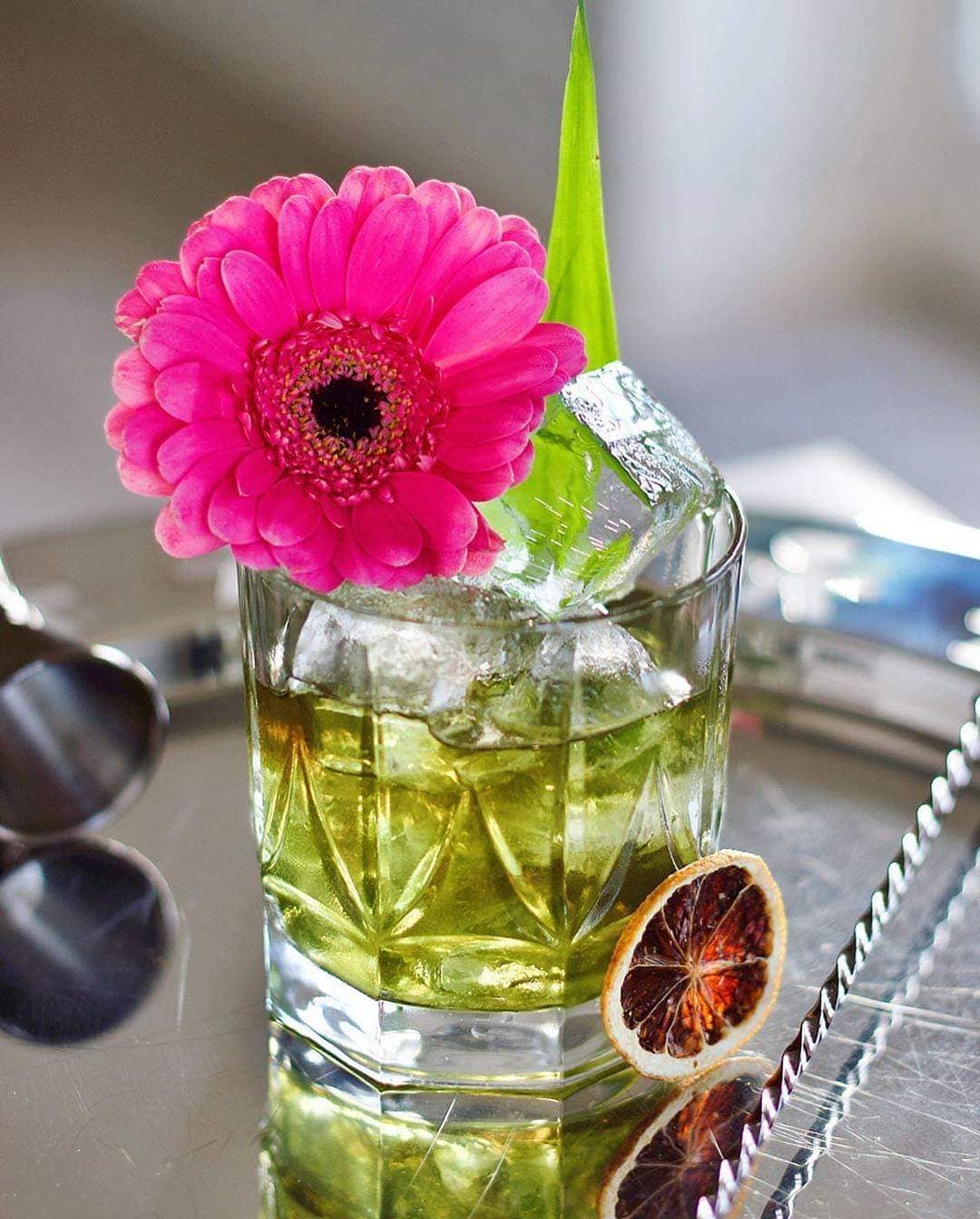 Un fiore e un bel cocktail con ghiaccio per accogliere dolcemente il ...